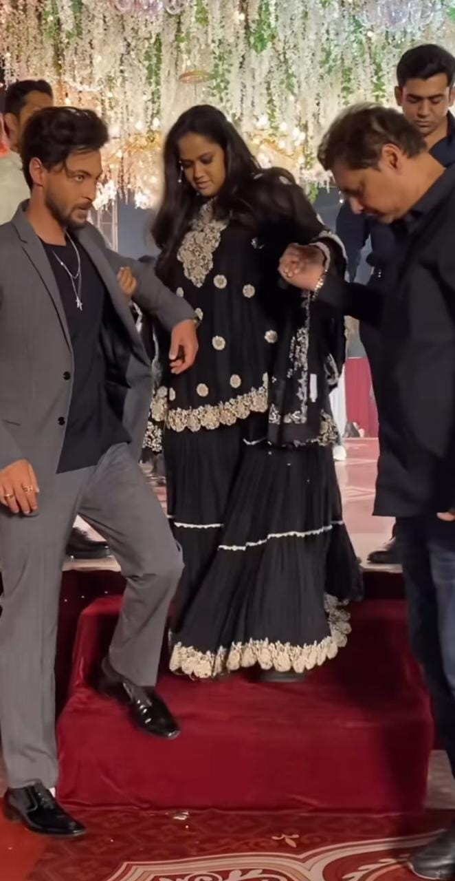 Arpita Khan Takes Hubby, Aayush's Help While Climbing Down Stairs ...