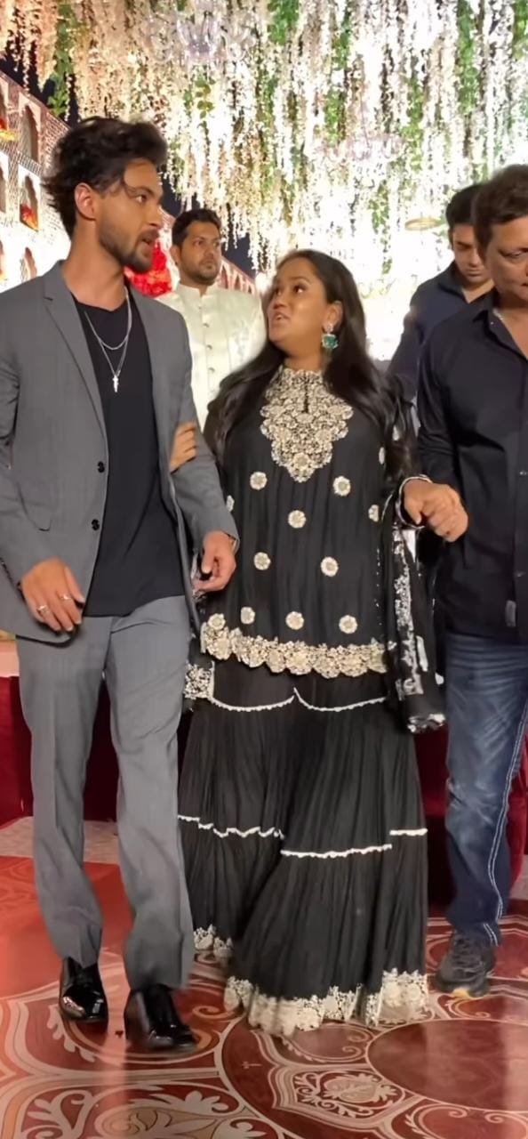 Arpita Khan Takes Hubby, Aayush's Help While Climbing Down Stairs ...