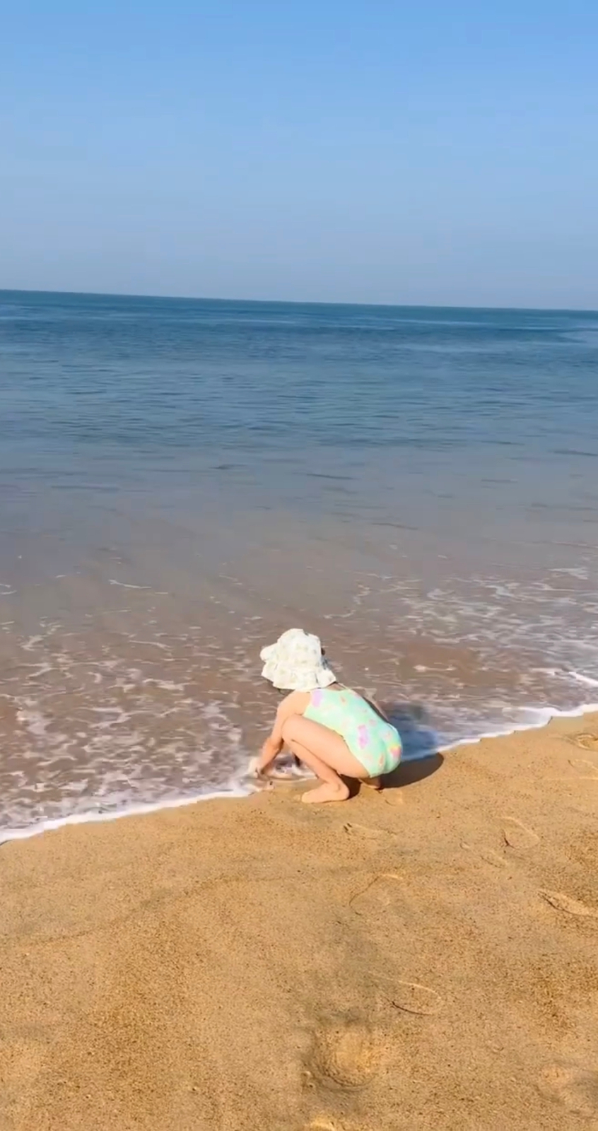 Soha Ali Khan's Daughter, Inaaya Dons A Monokini On Her Goa Vacation ...