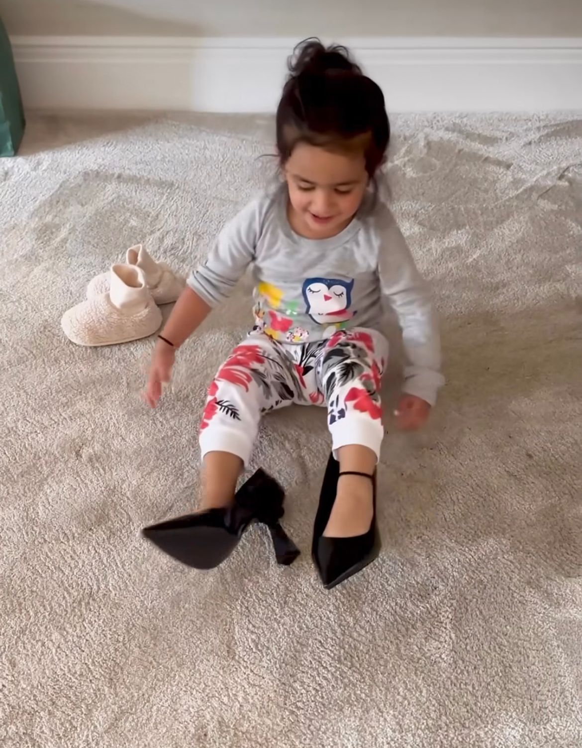 Shilpa Shetty's 3-Year-Old Daughter, Samisha Tries To Fit Into Mom's ...